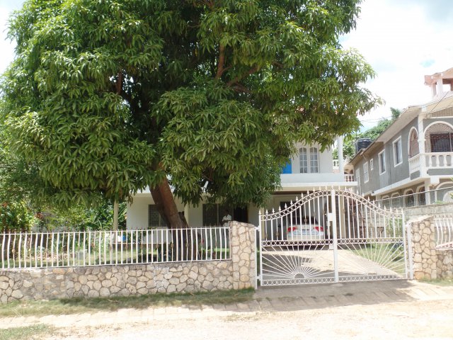 House For Sale in Ewarton, St. Catherine Jamaica | PropertyAdsJa.com