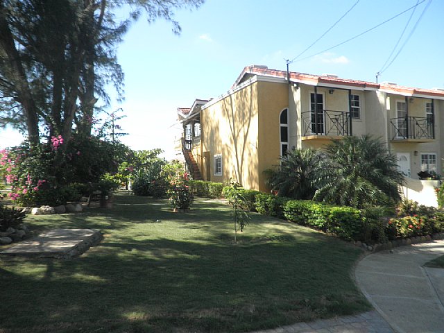 Townhouse For Sale in Portmore Country Club phase 1, Kingston / St ...