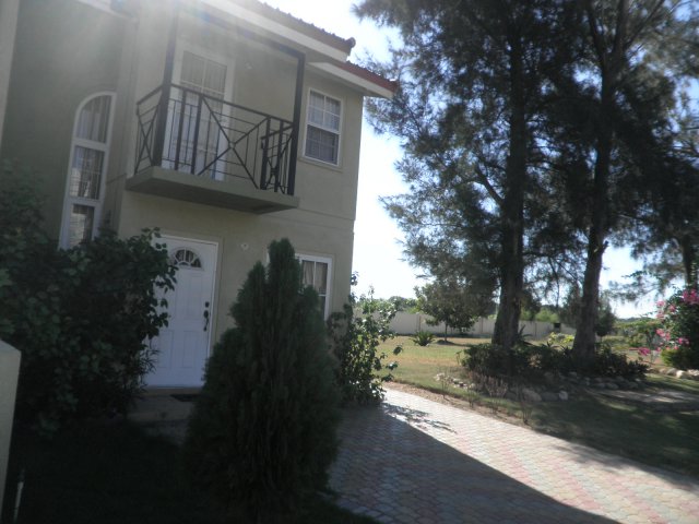 Townhouse For Sale in Portmore Country Club, St. Catherine Jamaica ...