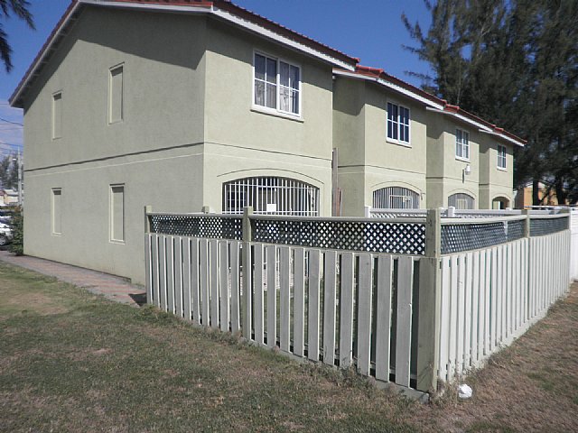 Townhouse For Sale in Portmore Country Club phase 1, Kingston / St ...