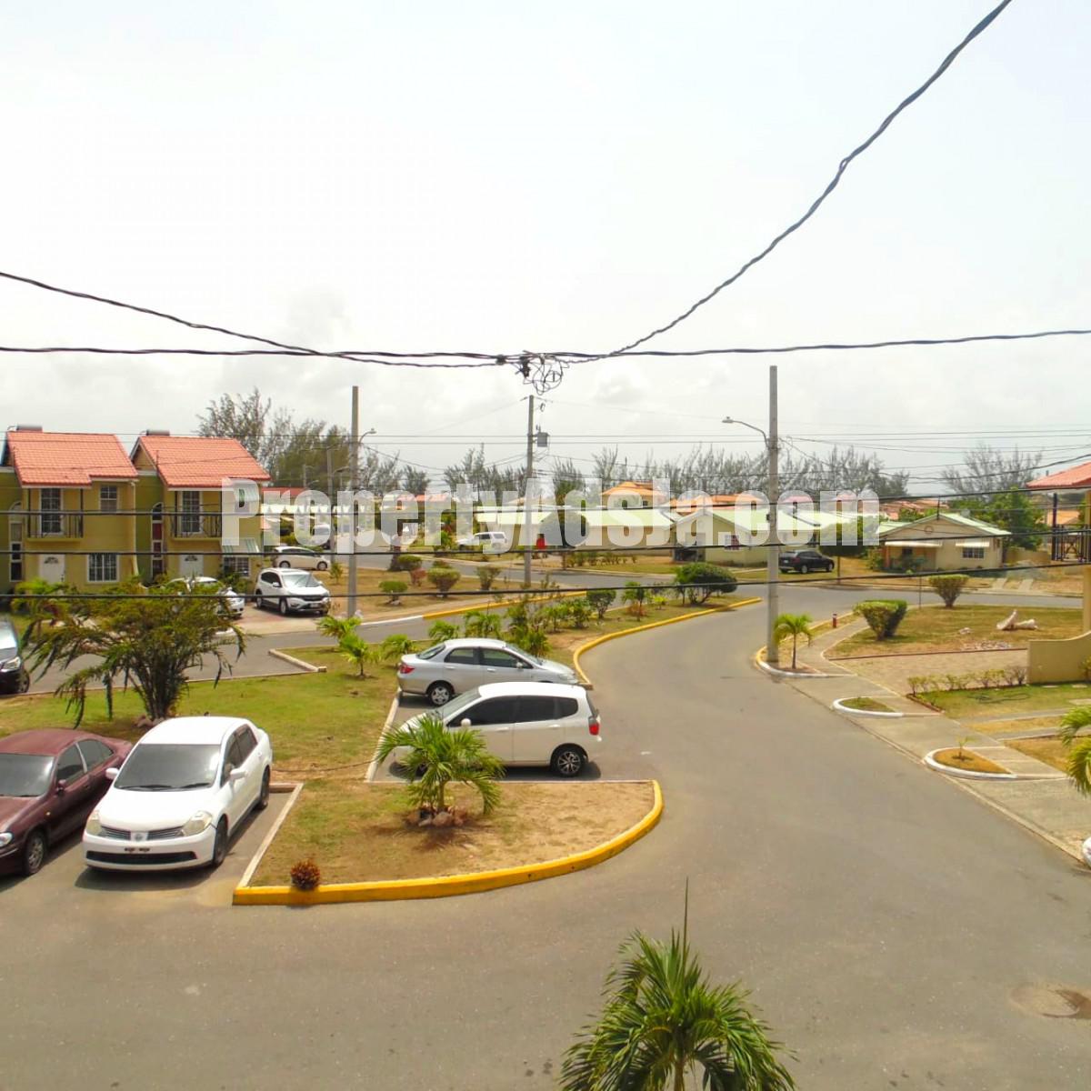 Townhouse For Rent in Portmore Country Club, St. Catherine Jamaica ...